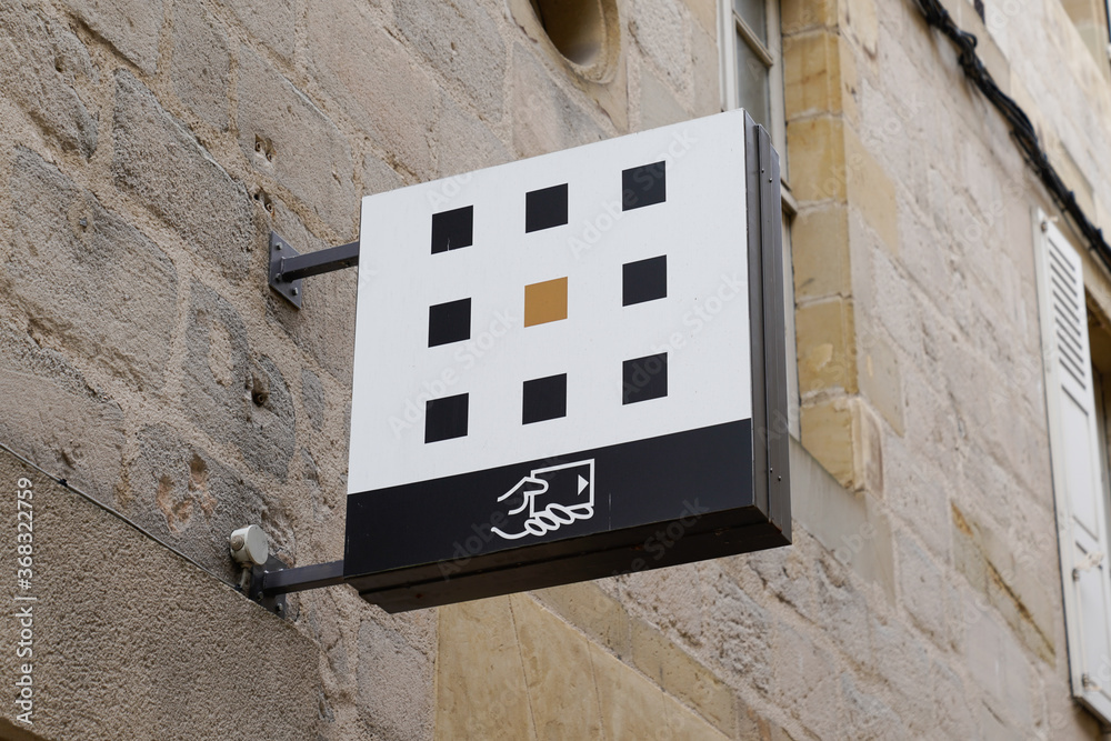 Foto de banque chalus logo sign main office one of oldest French bank ...
