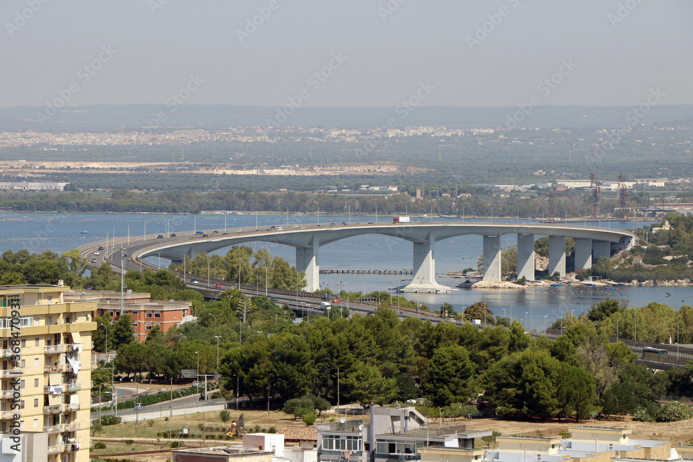 Foto de Punta Penna Pizzone bridge (also known as Aldo Moro bridge), is ...