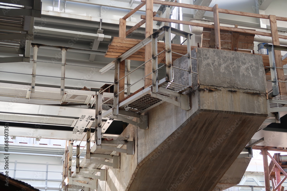 Erection formwork elements on a large concrete bearing support at the ...