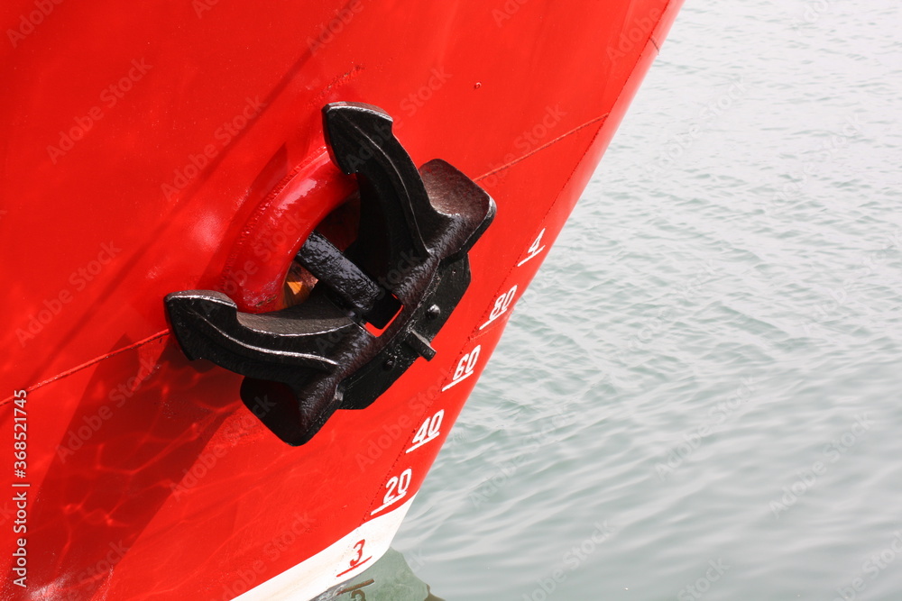 Perpectiva de un Barco y la ancla recogida en el puerto Stock Photo ...