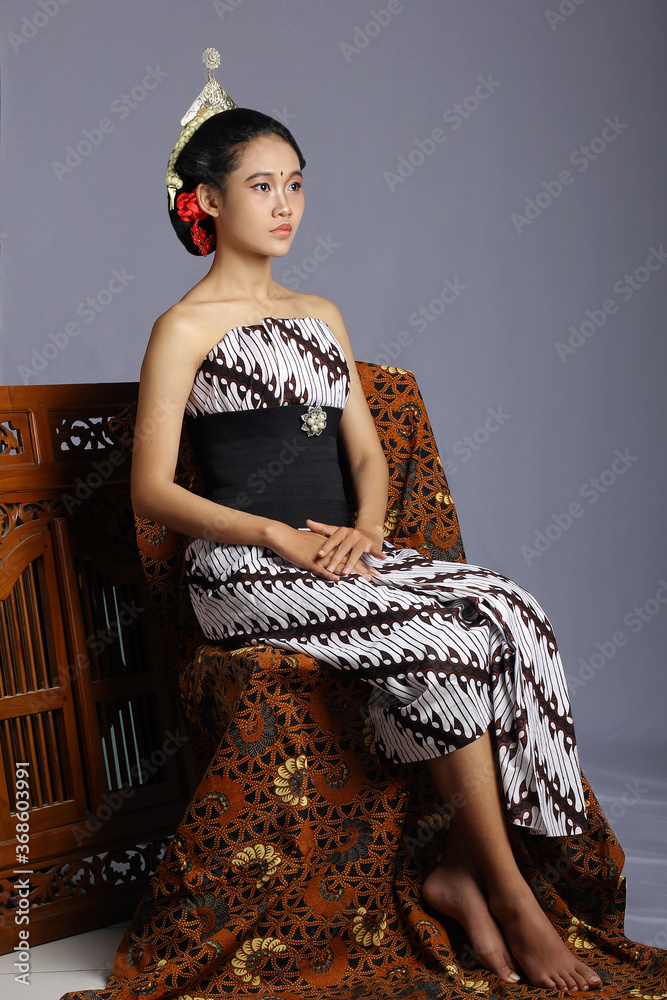 Beautiful javanese woman wearing a lurik. Traditional javanese costume ...