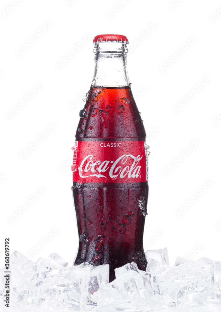 Fotka „LONDON, UK - JANUARY 02, 2018: Cold glass bottle of Coca Cola ...
