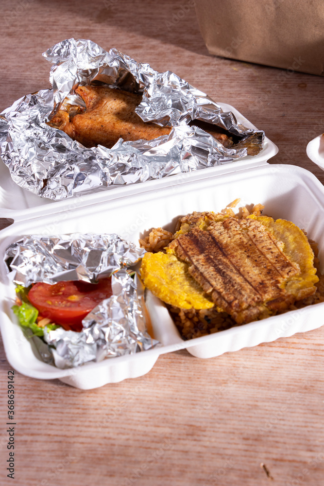 Comida tradicional colombiana casera empacada en empaque ecologico y ...