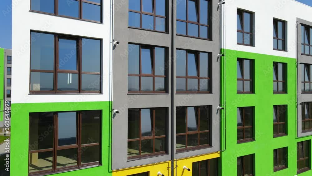New building, high-rise building. Shooting windows. Display in windows ...