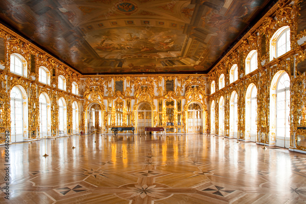 ST.PETERSBURG, RUSSIA - JUNE 24: Interior of Catherine Palace, ball ...