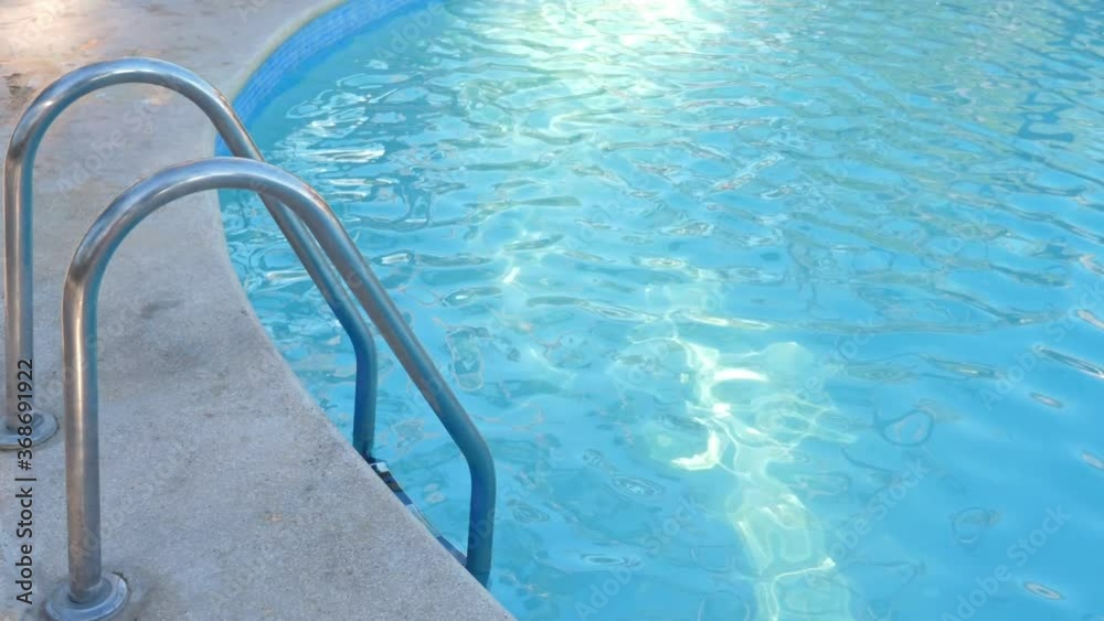 Vidéo Stock Grab bars ladder in swimming pool at poolside, nobody ...