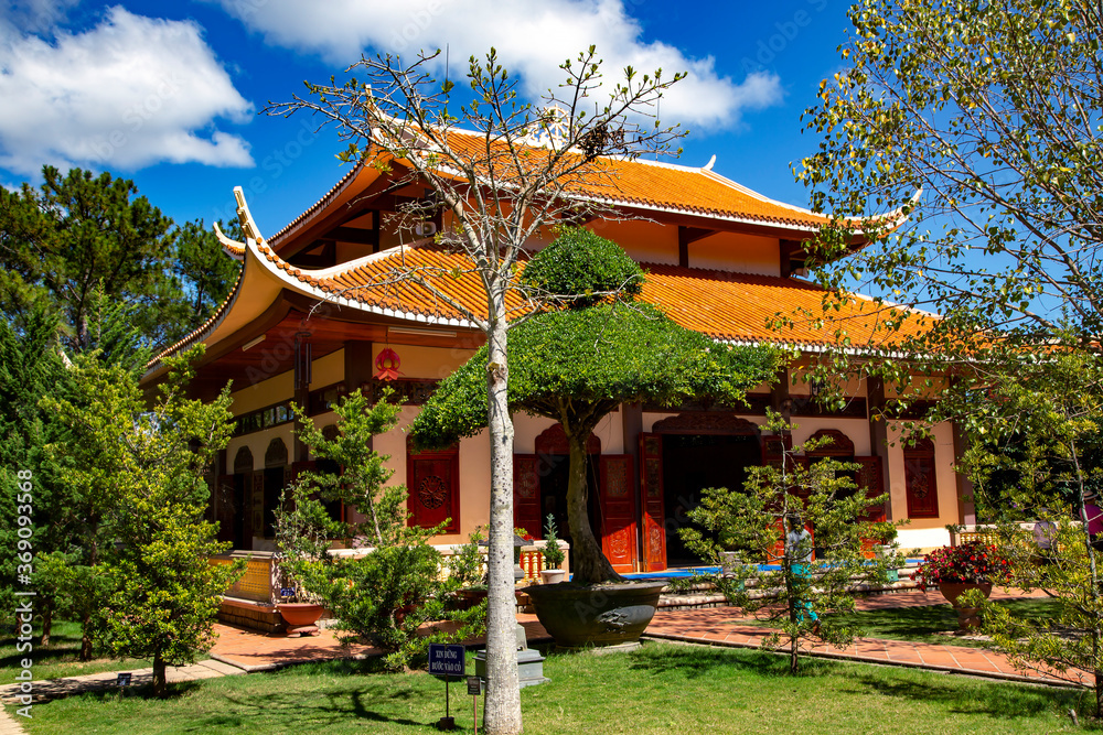 Fotka „Beautiful Vietnamese buddhist temple Chinese classical architect ...