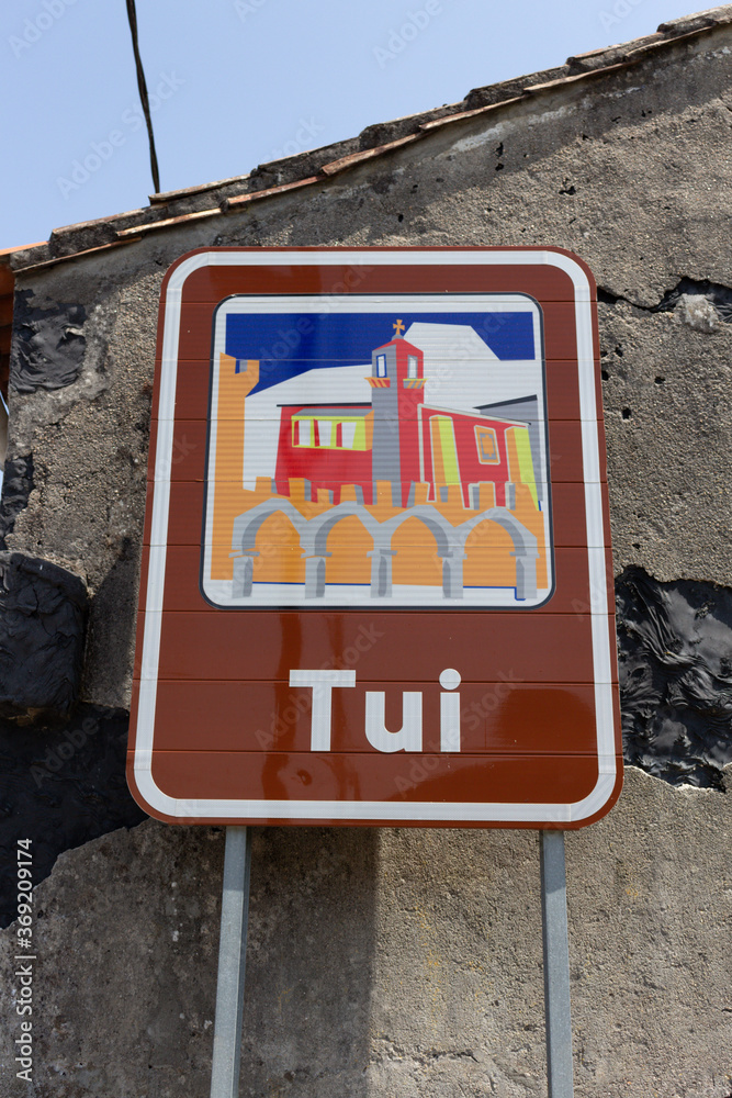 Foto de Tui / Spain - July 8, 2020: City entrance sign of Tui. Tuy is a ...
