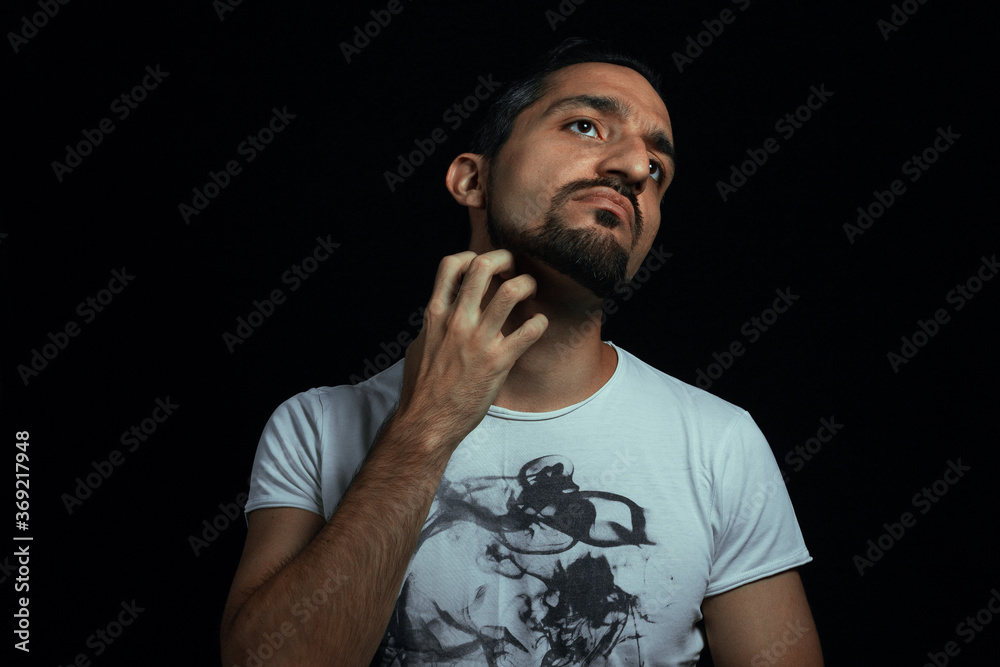 Foto de Scratch your neck. The guy scratches his neck with his hand ...