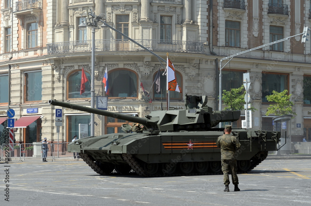 Russian t-14 Armata battle tank on a heavy tracked platform on ...