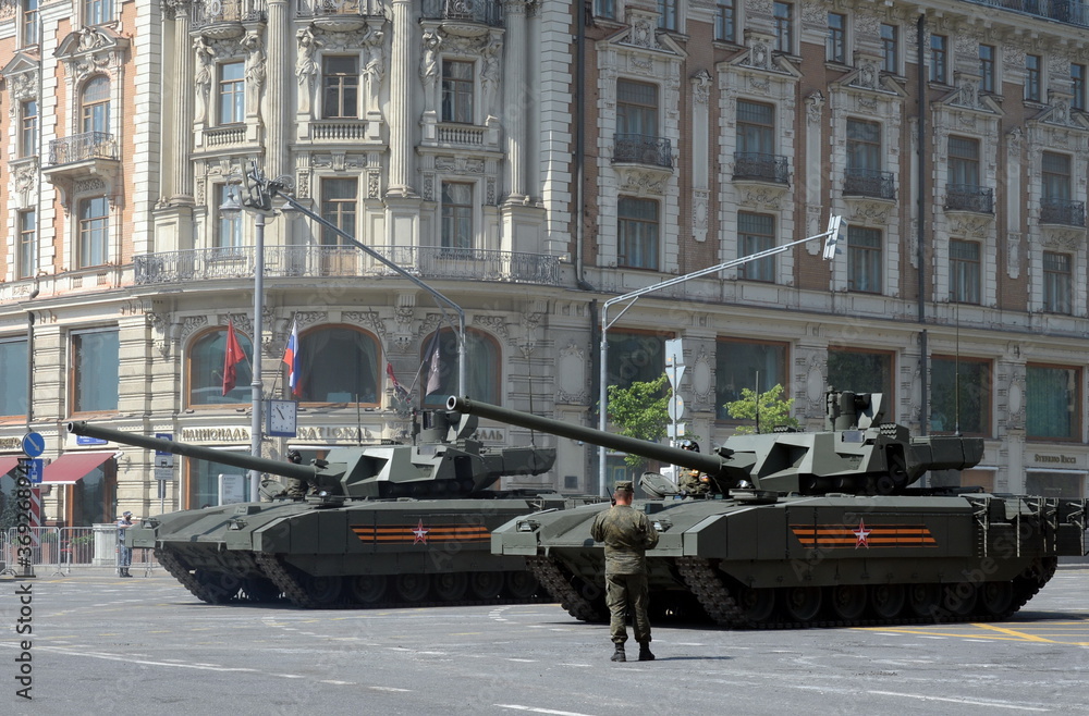 Russian t-14 Armata battle tank on a heavy tracked platform on ...