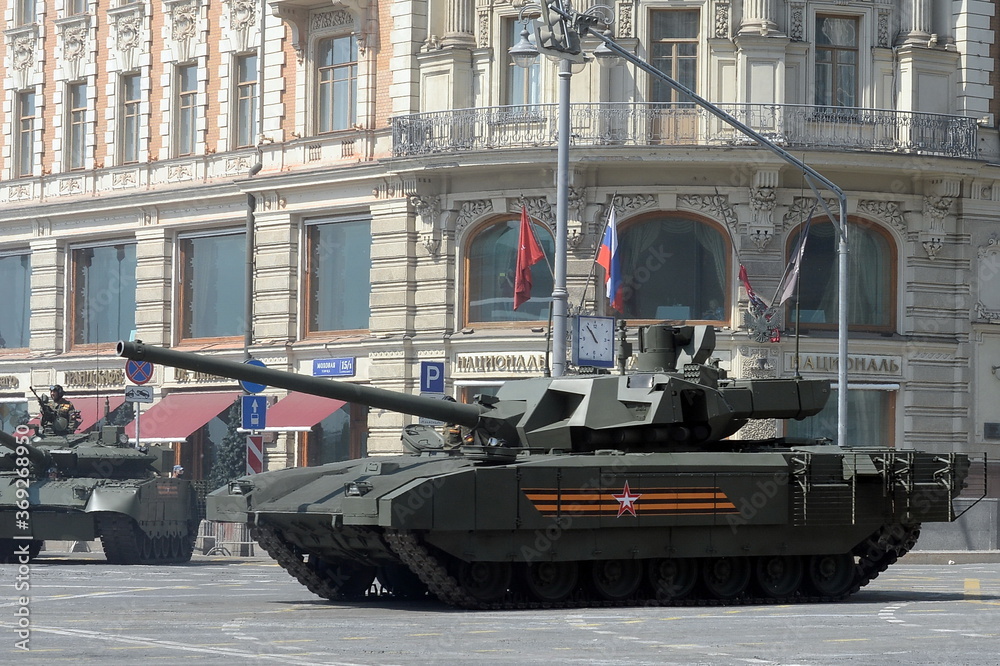 Russian t-14 Armata battle tank on a heavy tracked platform on ...