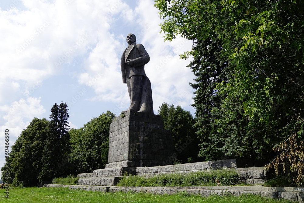Lenin monument - a giant 1930s sculpture second tallest Lenin monument ...