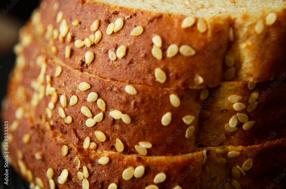detalle de pan de caja con ajonjolí, rebanadas de pan de caja con ...