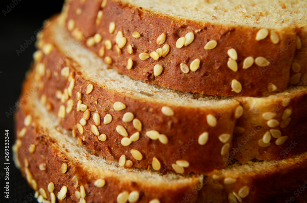 detalle de pan de caja con ajonjolí, rebanadas de pan de caja con ...
