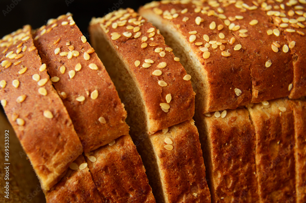 detalle de pan de caja con ajonjolí, rebanadas de pan de caja con ...