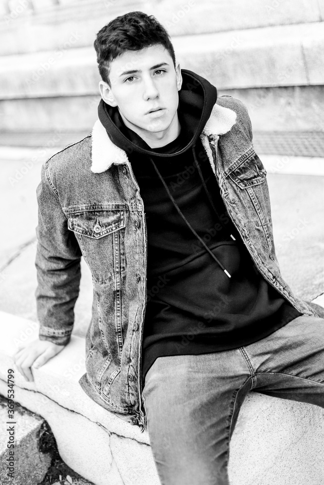 chico sentado visto desde arriba en blanco y negro vestido a la moda ...