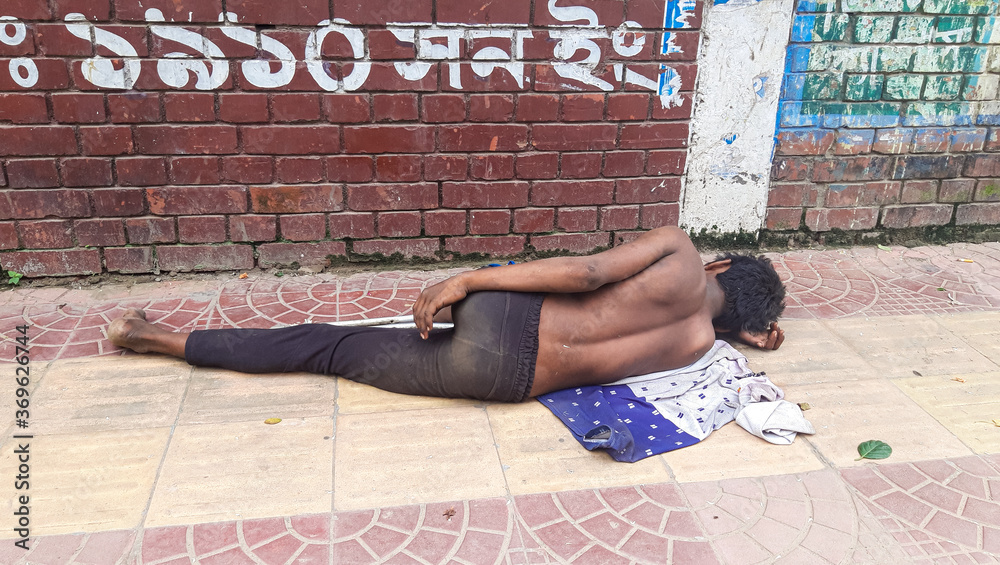 Foto de Homeless Boy sleeping roadside do Stock | Adobe Stock