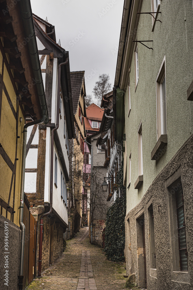 Medieval German buildings on a narrow cobbled alley (Munzgasse ...