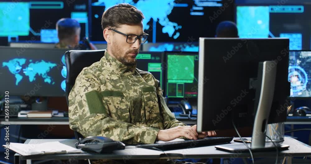 Vidéo Stock Caucasian male army officer in glasses and uniform sitting ...