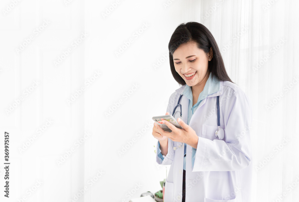 Fotografia do Stock: smart asain doctor holding smartphone and connect ... Fotografia do Stock: smart asain doctor holding smartphone and connect ...