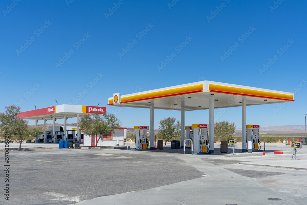 Foto de Yermo, CA / USA – August 1, 2020: A truck stop gas station ...
