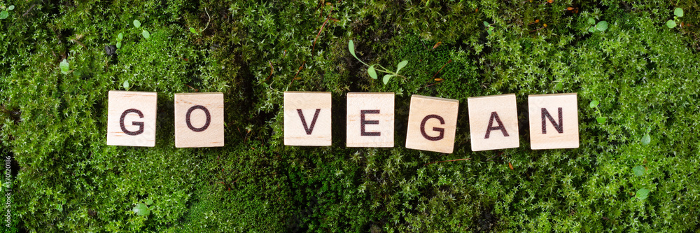 Foto de the words go vegan. The words go vegan is written on a green ...