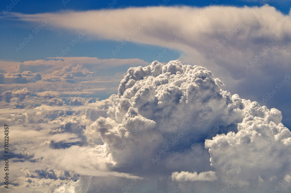 Foto de Billowing cumulonimbus thunderhead grows to 35,000 feet. An ...