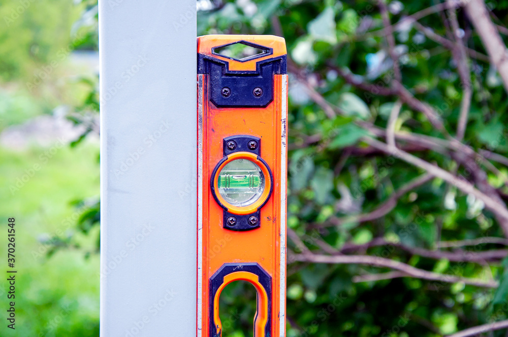 Measuring the level of installation of a metal post with a building ...