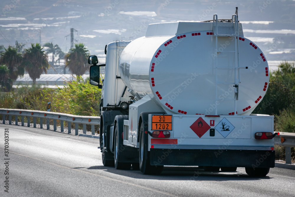 Dangerous goods tank truck, with small single axle fuel tank, to ...