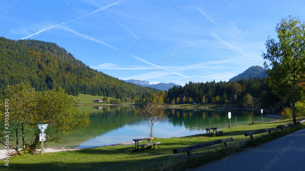 Badestrand mit Rastplatz am Walchensee mit Spiegelung der Bergkette im ...