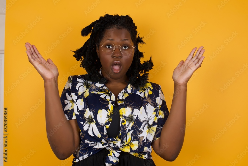 Surprise concept. Portrait of astonished beautiful girl looking ...