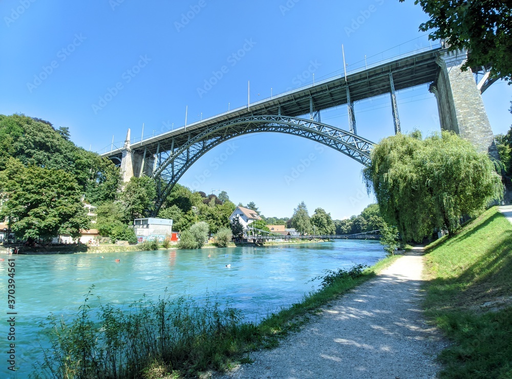 Foto de Berne en suisse Pont de Kirchenfeld avec le Aar le fleuve ...
