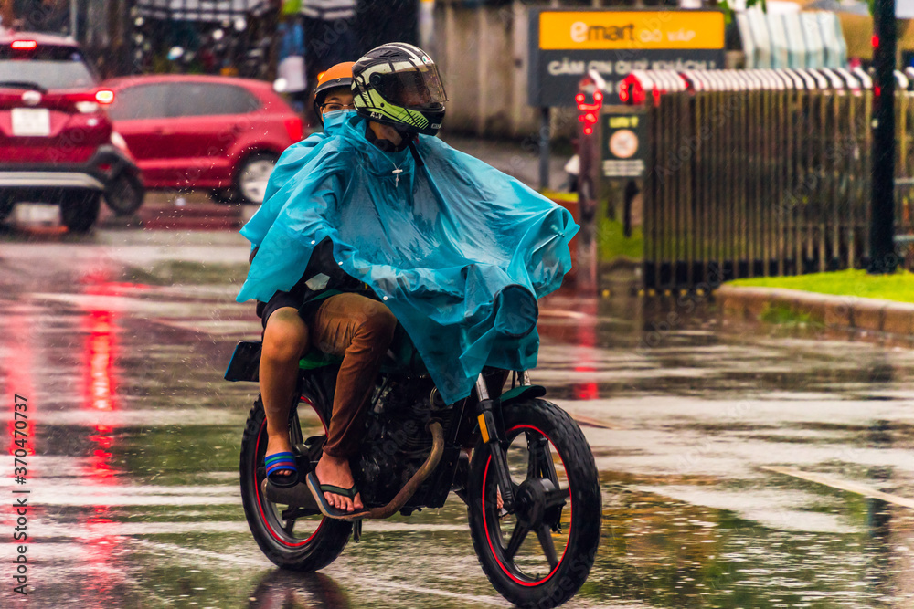 Foto de local people shopping at Emart supermarket, wear medical masks ...