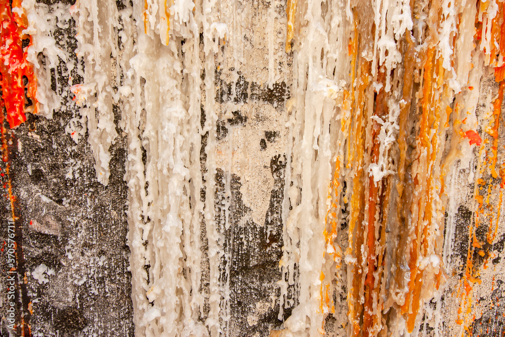 Cera colorida derretida escorrendo em uma parede em close up macro com ...