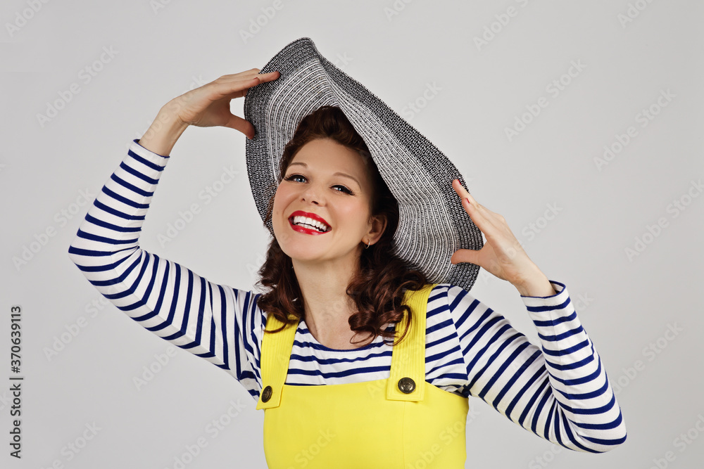 Jeune Et Jolie Femme Brune Pin Up Souriante Avec Une Mini Robe Jaune Dété Et Un Tee Shirt Marin