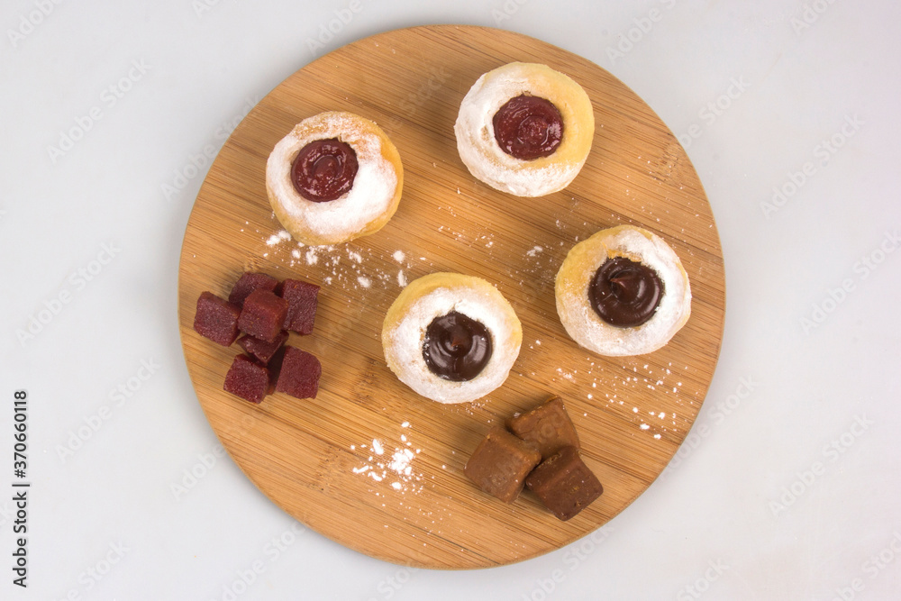 Foto de Sweet bread stuffed with guava jam and dulce de leche (doce de ...