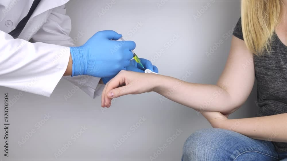 An orthopedic surgeon gives an injection in the wrist. Treatment of ...