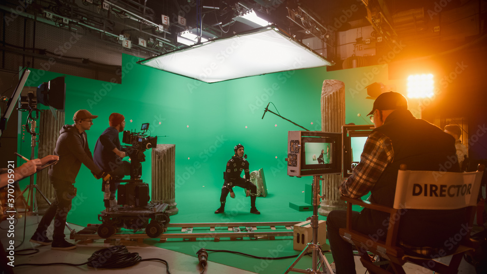 Foto de In the Big Film Studio Professional Crew Shooting Blockbuster ...