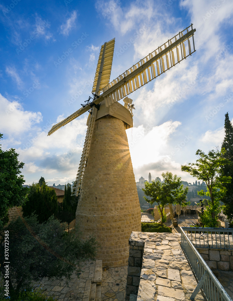 Foto de Sunburst at the historic windmill in Yemin Moshe - the iconic ...