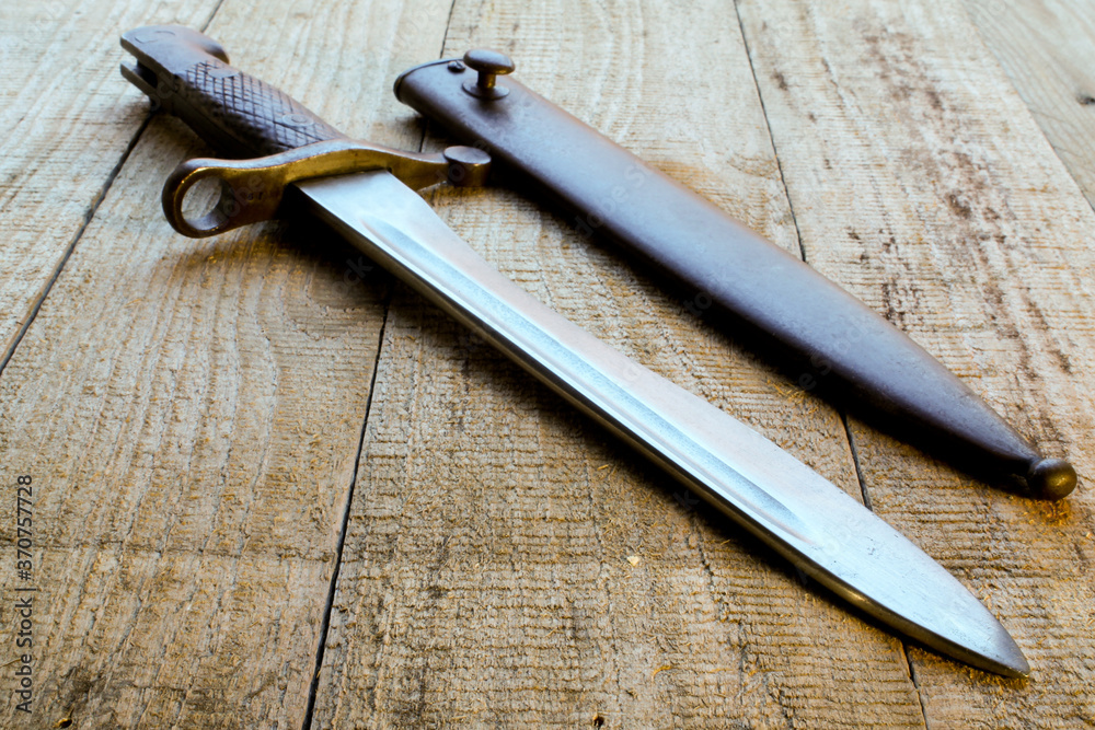 Ein altes Messer liegt auf einem Holztisch gebaut aus Holzbretter Stock ...