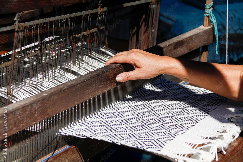 Maquina de tear manual antiga, que transforma o algodão em fios, para ...