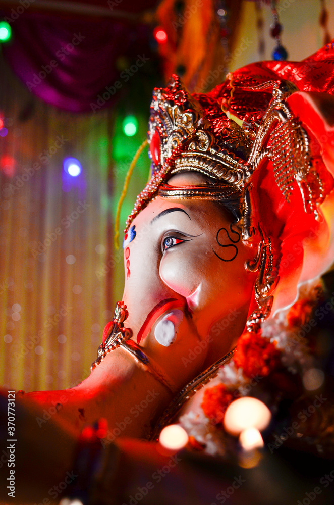 Foto de Side face Close up shot of Hindu God Ganesha Chaturthi idol in ...