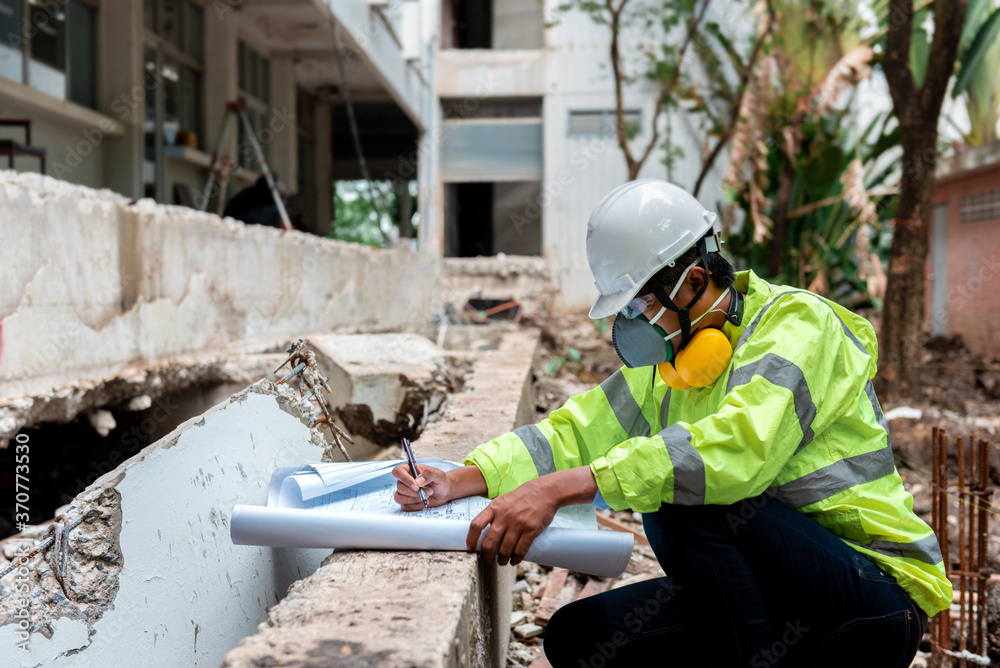 Foto Stock Civil Engineer People wearing face mask and safety helmet ...