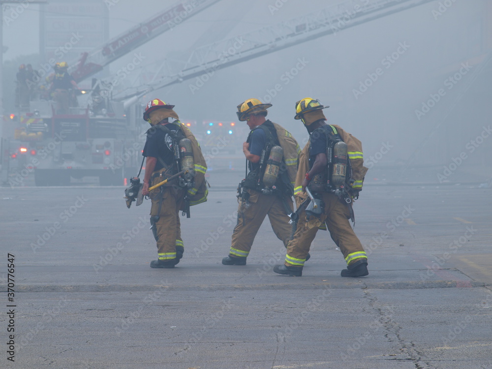 Foto de These firemen are taking a rotation rest break from the heat ...