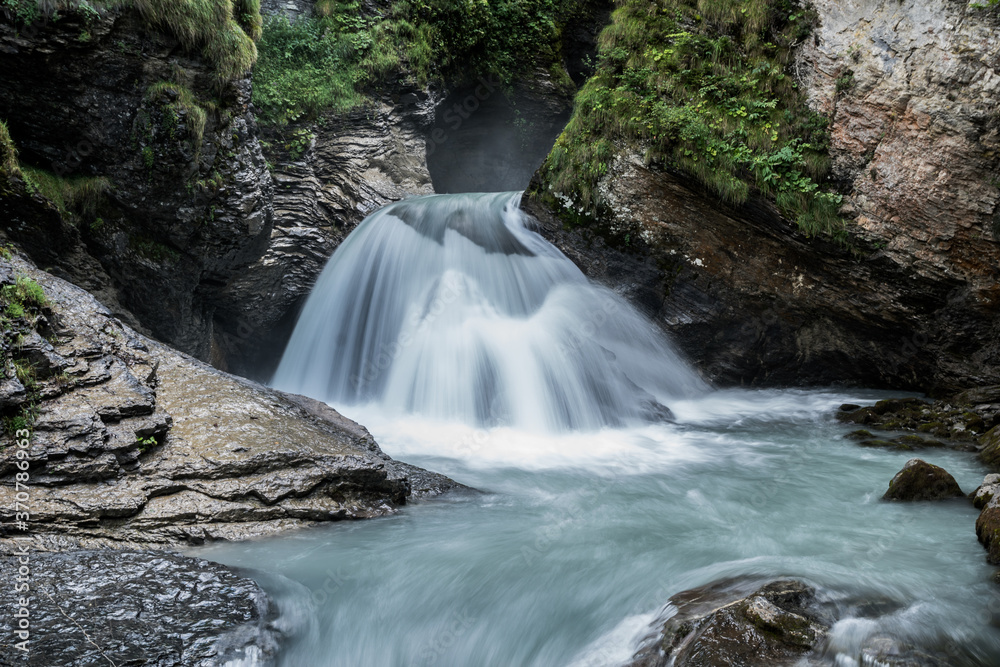 cascada de agua en un rio en las montañas foto de Stock | Adobe Stock