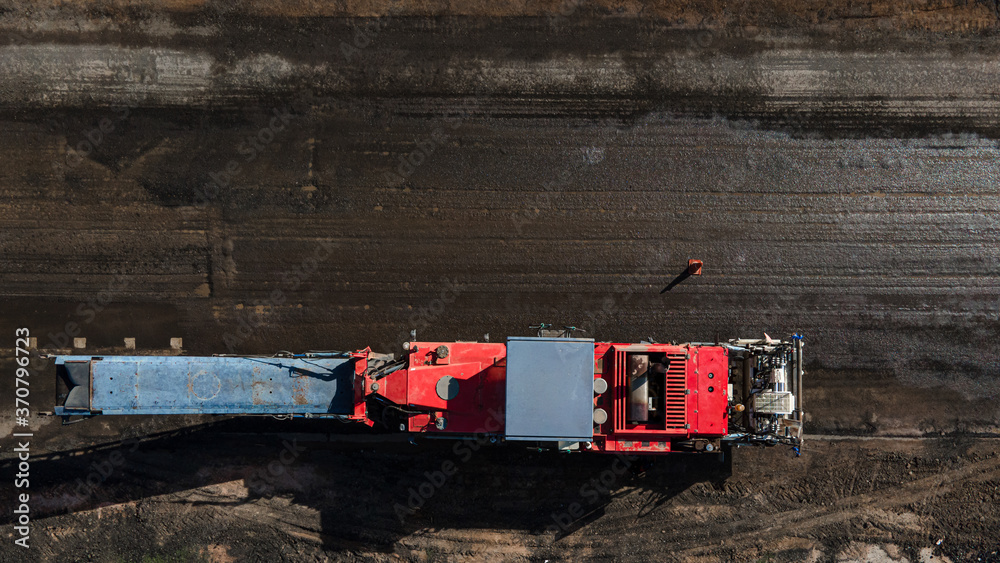 Foto de Top view, Dump truck and Road milling machine working demolish ...