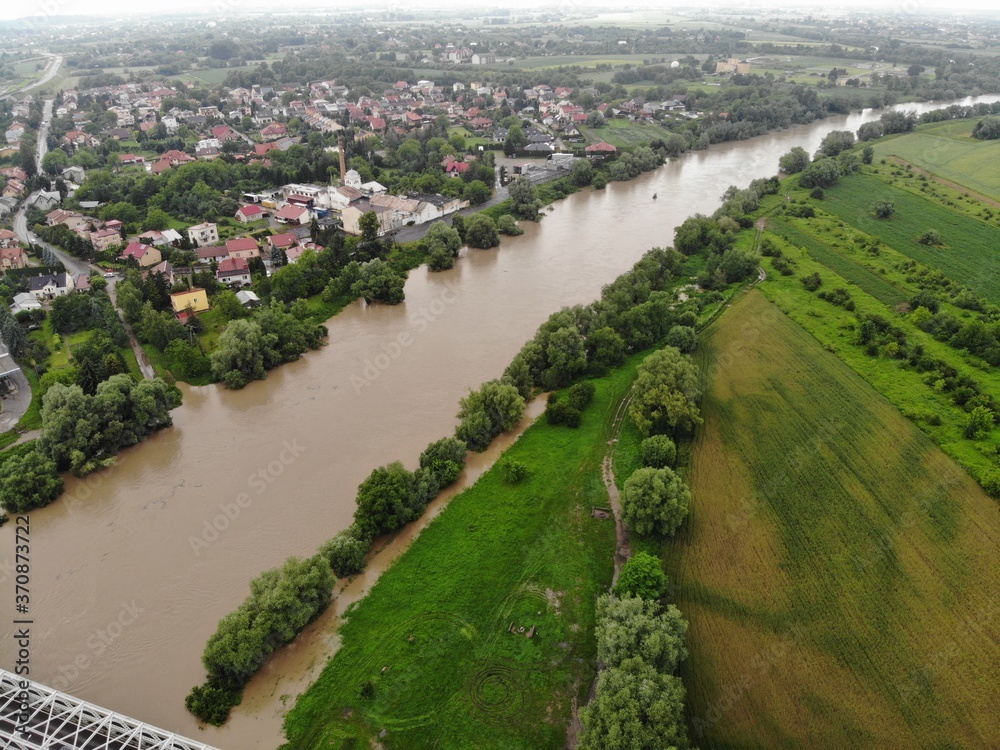 Rzeka z lotu ptaka, rozlewisko. Zalanie paski ścieżki rowerowe. Powódź ...