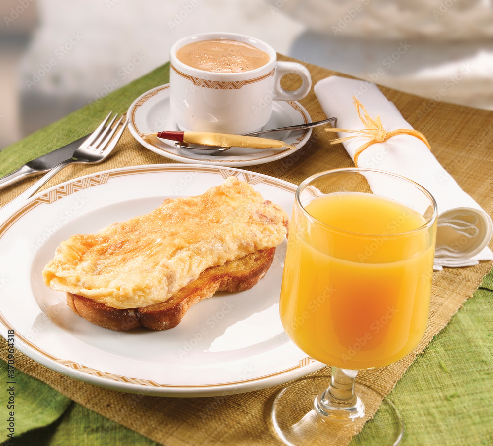 Foto de Desayuno, café con leche, tortilla francesa y zumo de naranja ...