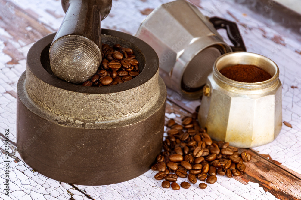 still life con granos de de cafe, molidos con un mortero y moka ...